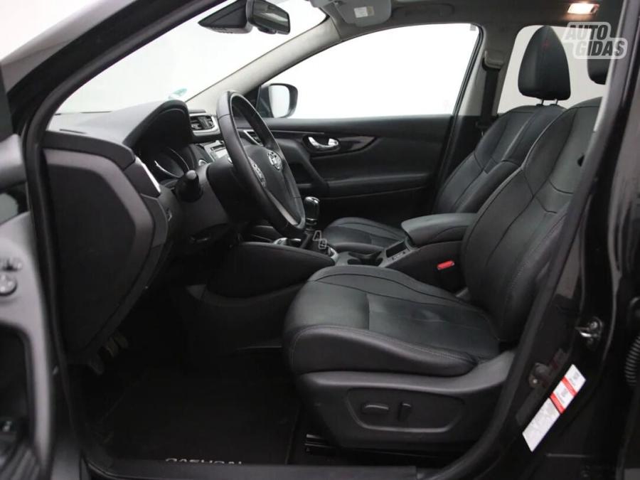 Black Nissan Qashqai 2017 in Vilnius, with an engine capacity of 1.60 L and mileage of 186 thousand km for 12199 €, photo 5 on AUTOMOTO.COM.LV