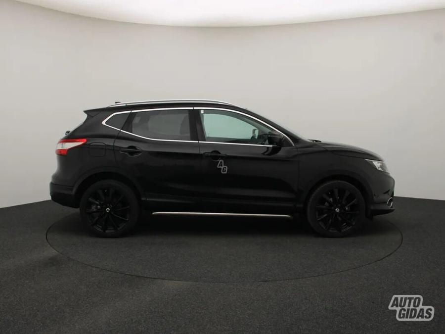 Black Nissan Qashqai 2017 in Vilnius, with an engine capacity of 1.60 L and mileage of 186 thousand km for 12199 €, photo 9 on AUTOMOTO.COM.LV