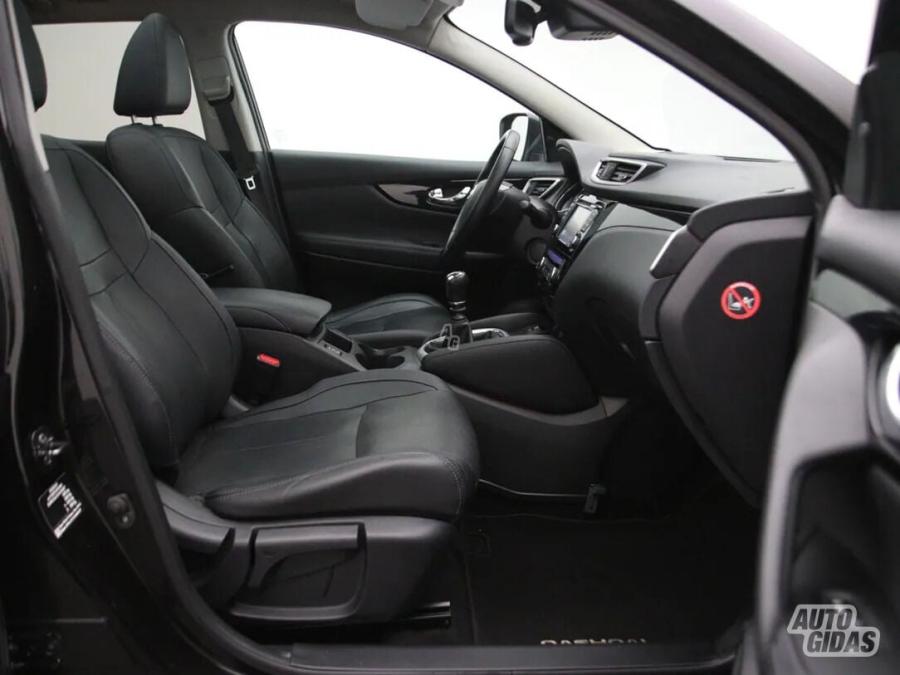Black Nissan Qashqai 2017 in Vilnius, with an engine capacity of 1.60 L and mileage of 186 thousand km for 12199 €, photo 14 on AUTOMOTO.COM.LV