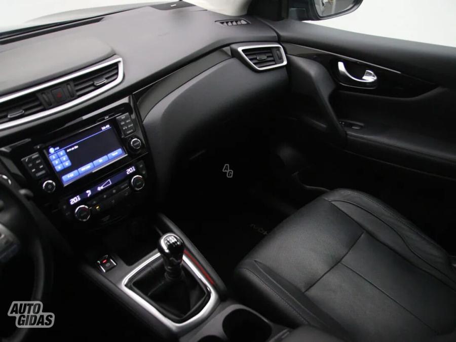 Black Nissan Qashqai 2017 in Vilnius, with an engine capacity of 1.60 L and mileage of 186 thousand km for 12199 €, photo 21 on AUTOMOTO.COM.LV