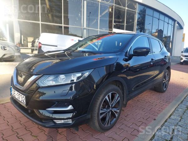 Black Nissan Qashqai 2017 in Daugavpils, with an engine capacity of 1.60 L and mileage of 156 thousand km for 12100 €, photo 3 on AUTOMOTO.COM.LV