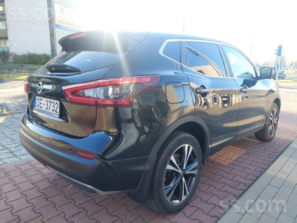 Black Nissan Qashqai 2017 in Daugavpils, with an engine capacity of 1.60 L and mileage of 156 thousand km for 12100 €, photo 6 on AUTOMOTO.COM.LV