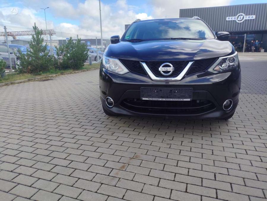 Black Nissan Qashqai 2017 in Siauliai, with an engine capacity of 1.60 L and mileage of 270 thousand km for 9200 €, photo 1 on AUTOMOTO.COM.LV