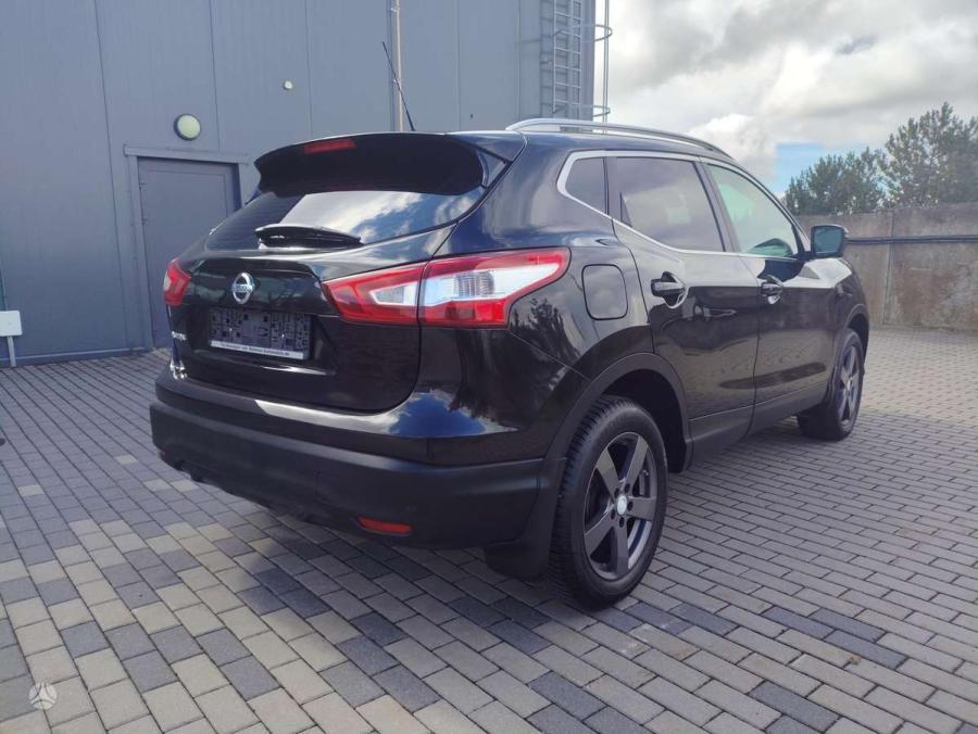 Black Nissan Qashqai 2017 in Siauliai, with an engine capacity of 1.60 L and mileage of 270 thousand km for 9200 €, photo 3 on AUTOMOTO.COM.LV