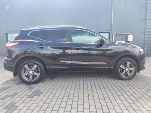 Black Nissan Qashqai 2017 in Siauliai, with an engine capacity of 1.60 L and mileage of 270 thousand km for 9200 €, photo 7 on AUTOMOTO.COM.LV