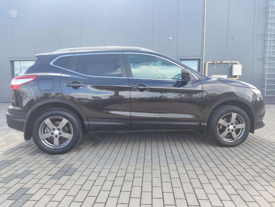 Black Nissan Qashqai 2017 in Siauliai, with an engine capacity of 1.60 L and mileage of 270 thousand km for 9200 €, photo 7 on AUTOMOTO.COM.LV