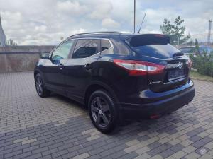 Black Nissan Qashqai 2017 in Siauliai, with an engine capacity of 1.60 L and mileage of 270 thousand km for 9200 €, photo 9 on AUTOMOTO.COM.LV