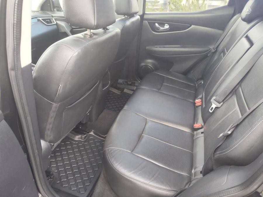 Black Nissan Qashqai 2017 in Siauliai, with an engine capacity of 1.60 L and mileage of 270 thousand km for 9200 €, photo 12 on AUTOMOTO.COM.LV