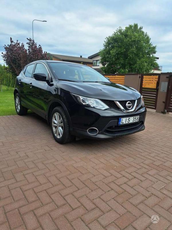Black Nissan Qashqai 2017 in Druskininkai, with an engine capacity of 2.00 L and mileage of 52 thousand km for 10100 €, photo 1 on AUTOMOTO.COM.LV