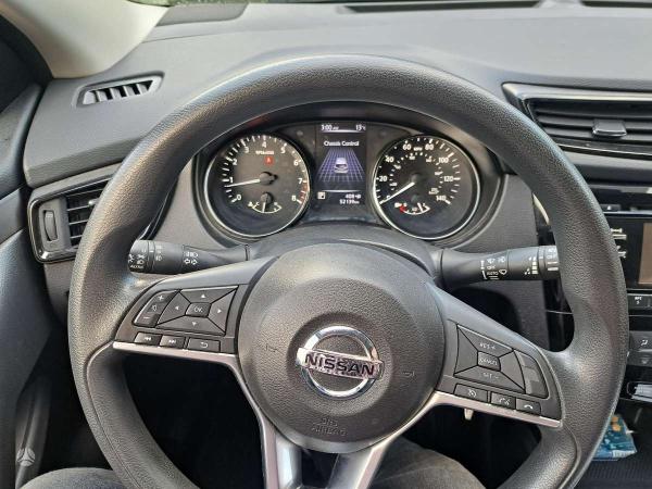 Black Nissan Qashqai 2017 in Druskininkai, with an engine capacity of 2.00 L and mileage of 52 thousand km for 10100 €, photo 6 on AUTOMOTO.COM.LV
