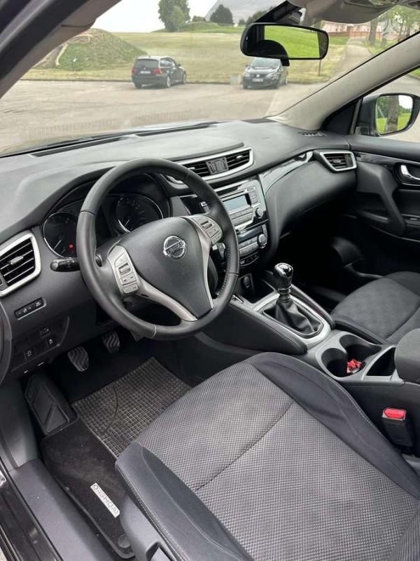 Black Nissan Qashqai 2017 in Kaunas, with an engine capacity of 1.46 L and mileage of 174 thousand km for 8550 €, photo 9 on AUTOMOTO.COM.LV