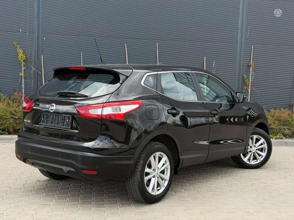 Black Nissan Qashqai 2017 in Vilnius, with an engine capacity of 1.46 L and mileage of 280 thousand km for 7999 €, photo 2 on AUTOMOTO.COM.LV