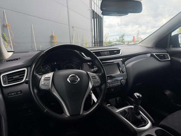 Black Nissan Qashqai 2017 in Vilnius, with an engine capacity of 1.46 L and mileage of 280 thousand km for 7999 €, photo 4 on AUTOMOTO.COM.LV