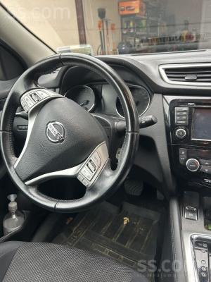 Black Nissan Qashqai 2017 in Riga, with an engine capacity of 1.20 L and mileage of 145 thousand km for 8300 €, photo 3 on AUTOMOTO.COM.LV