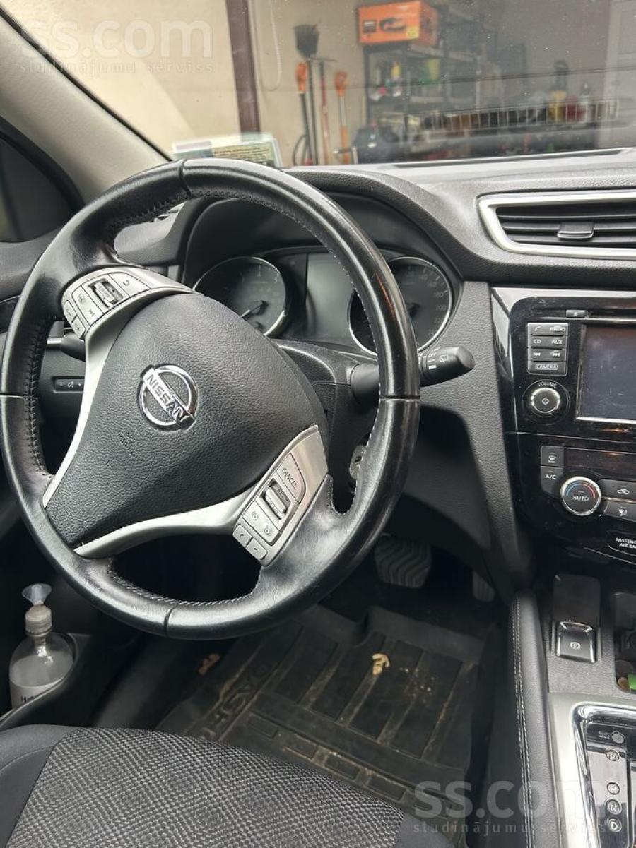 Black Nissan Qashqai 2017 in Riga, with an engine capacity of 1.20 L and mileage of 145 thousand km for 8300 €, photo 3 on AUTOMOTO.COM.LV