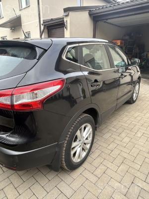 Black Nissan Qashqai 2017 in Riga, with an engine capacity of 1.20 L and mileage of 145 thousand km for 8300 €, photo 5 on AUTOMOTO.COM.LV