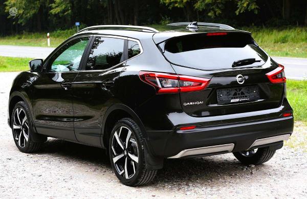Black Nissan Qashqai 2018 in Kretinga, with an engine capacity of 1.20 L and mileage of 135 thousand km for 12999 €, photo 9 on AUTOMOTO.COM.LV