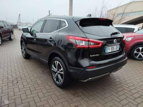 Black Nissan Qashqai 2018 in Taurage, with an engine capacity of 1.20 L and mileage of 120 thousand km for 10200 €, photo 4 on AUTOMOTO.COM.LV