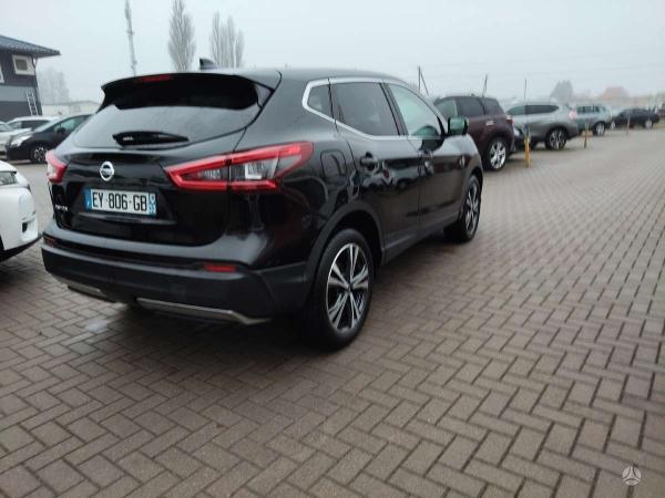 Black Nissan Qashqai 2018 in Taurage, with an engine capacity of 1.20 L and mileage of 120 thousand km for 10200 €, photo 6 on AUTOMOTO.COM.LV