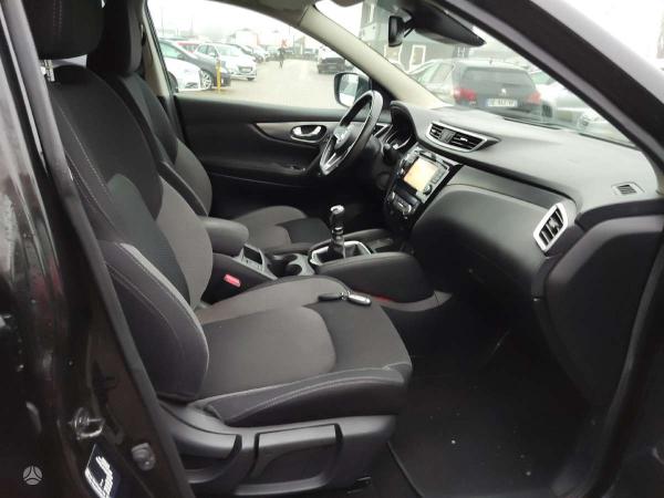 Black Nissan Qashqai 2018 in Taurage, with an engine capacity of 1.20 L and mileage of 120 thousand km for 10200 €, photo 8 on AUTOMOTO.COM.LV