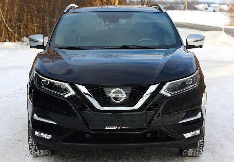 Black Nissan Qashqai 2018 in Kretinga, with an engine capacity of 1.20 L and mileage of 135 thousand km for 13099 €, photo 4 on AUTOMOTO.COM.LV