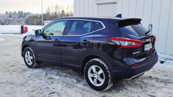 Black Nissan Qashqai 2018 in Vilnius, with an engine capacity of 1.20 L and mileage of 129 thousand km for 12500 €, photo 6 on AUTOMOTO.COM.LV