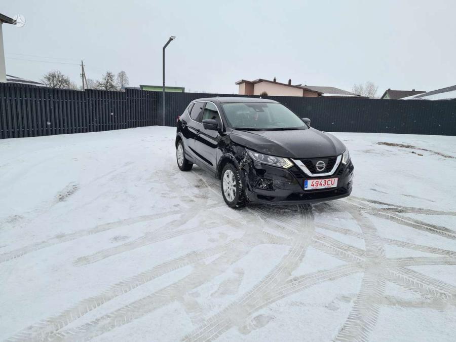 Black Nissan Qashqai 2018 in Alytus, with an engine capacity of 1.46 L and mileage of 125 thousand km for 7900 €, photo 2 on AUTOMOTO.COM.LV