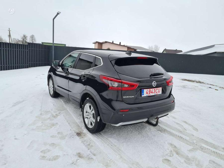 Black Nissan Qashqai 2018 in Alytus, with an engine capacity of 1.46 L and mileage of 125 thousand km for 7900 €, photo 3 on AUTOMOTO.COM.LV