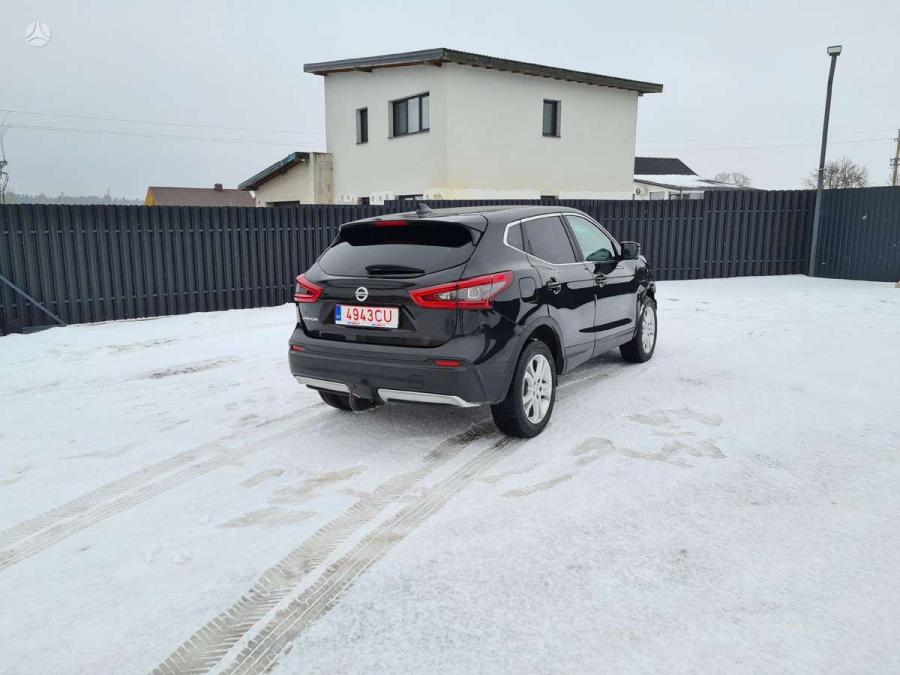Black Nissan Qashqai 2018 in Alytus, with an engine capacity of 1.46 L and mileage of 125 thousand km for 7900 €, photo 4 on AUTOMOTO.COM.LV