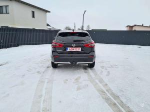 Black Nissan Qashqai 2018 in Alytus, with an engine capacity of 1.46 L and mileage of 125 thousand km for 7900 €, photo 5 on AUTOMOTO.COM.LV