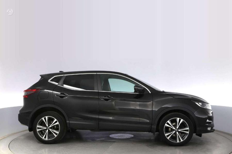 Black Nissan Qashqai 2018 in Kaunas, with an engine capacity of 1.20 L and mileage of 109 thousand km for 11100 €, photo 3 on AUTOMOTO.COM.LV