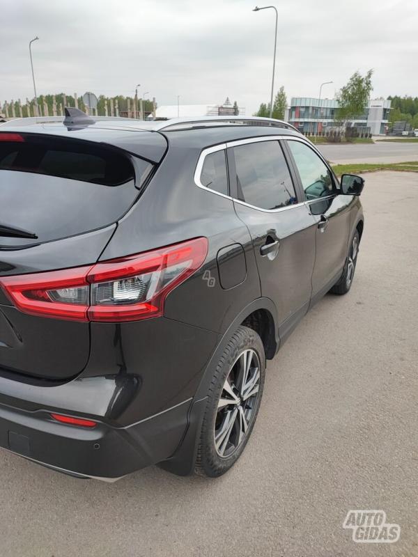 Black Nissan Qashqai 2018 in Panevezys, with an engine capacity of 1.20 L and mileage of 111 thousand km for 11300 €, photo 3 on AUTOMOTO.COM.LV