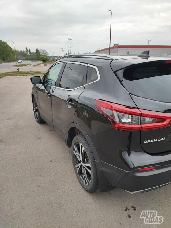 Black Nissan Qashqai 2018 in Panevezys, with an engine capacity of 1.20 L and mileage of 111 thousand km for 11300 €, photo 5 on AUTOMOTO.COM.LV