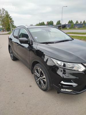 Black Nissan Qashqai 2018 in Panevezys, with an engine capacity of 1.20 L and mileage of 111 thousand km for 9800 €, photo 1 on AUTOMOTO.COM.LV