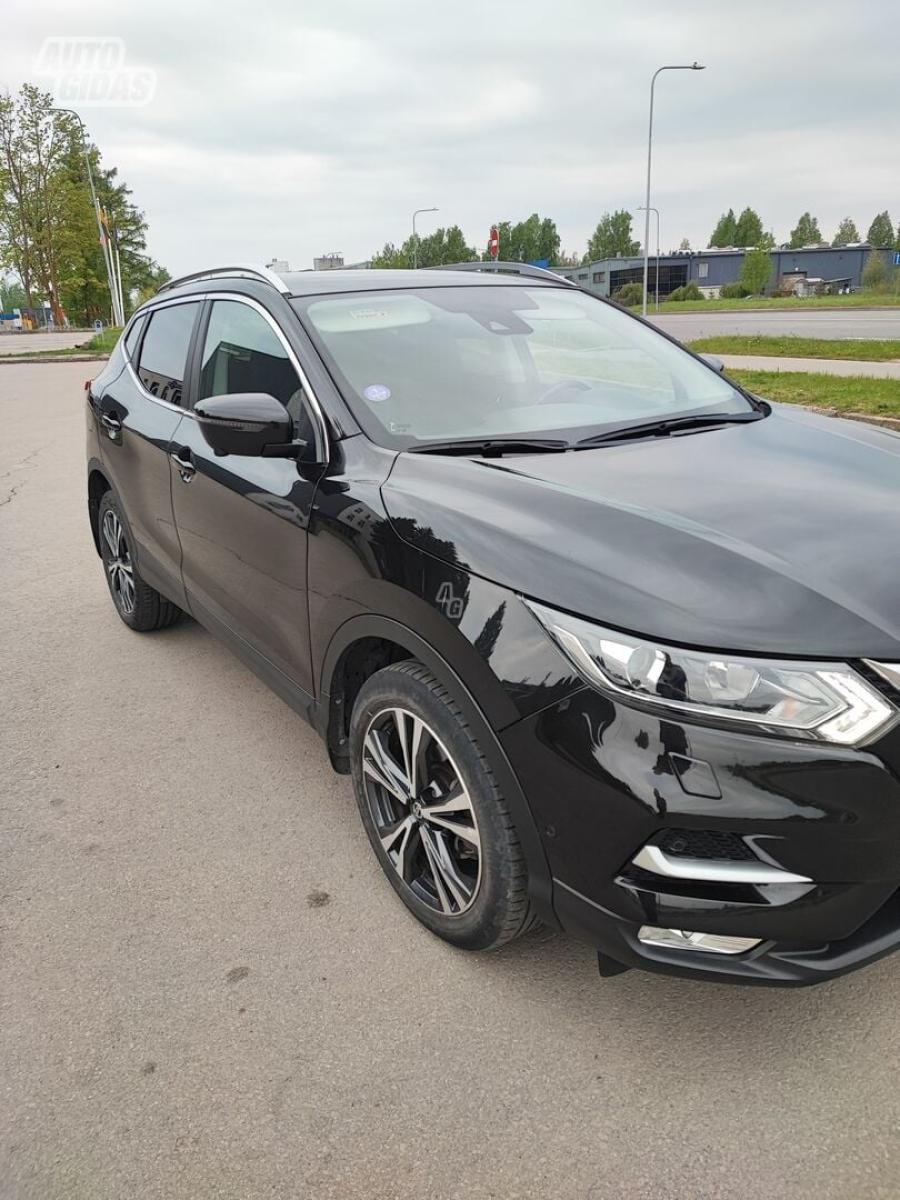 Black Nissan Qashqai 2018 in Panevezys, with an engine capacity of 1.20 L and mileage of 111 thousand km for 9800 €, photo 1 on AUTOMOTO.COM.LV