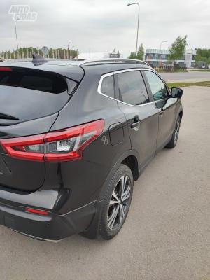 Black Nissan Qashqai 2018 in Panevezys, with an engine capacity of 1.20 L and mileage of 111 thousand km for 9800 €, photo 4 on AUTOMOTO.COM.LV