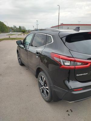 Black Nissan Qashqai 2018 in Panevezys, with an engine capacity of 1.20 L and mileage of 111 thousand km for 9800 €, photo 6 on AUTOMOTO.COM.LV