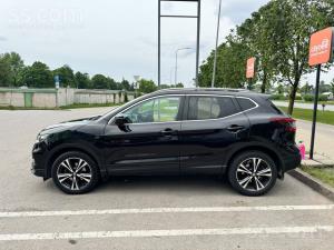 Black Nissan Qashqai 2018 in Riga, with an engine capacity of 1.20 L and mileage of 97 thousand km for 11700 €, photo 4 on AUTOMOTO.COM.LV