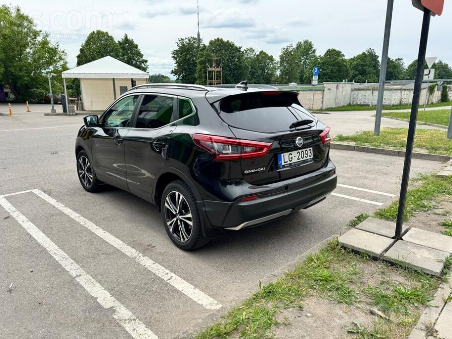 Black Nissan Qashqai 2018 in Riga, with an engine capacity of 1.20 L and mileage of 97 thousand km for 11700 €, photo 5 on AUTOMOTO.COM.LV
