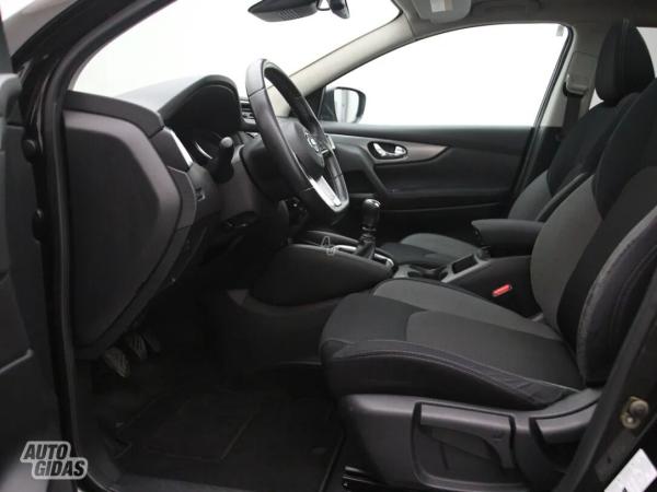 Black Nissan Qashqai 2018 in Vilnius, with an engine capacity of 1.20 L and mileage of 161 thousand km for 11799 €, photo 4 on AUTOMOTO.COM.LV