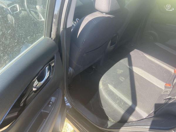 Black Nissan Qashqai 2018 in Taurage, with an engine capacity of 1.20 L and mileage of 163 thousand km for 8750 €, photo 8 on AUTOMOTO.COM.LV
