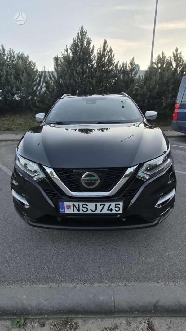 Black Nissan Qashqai 2018 in Vilnius, with an engine capacity of 1.20 L and mileage of 154 thousand km for 11850 €, photo 3 on AUTOMOTO.COM.LV