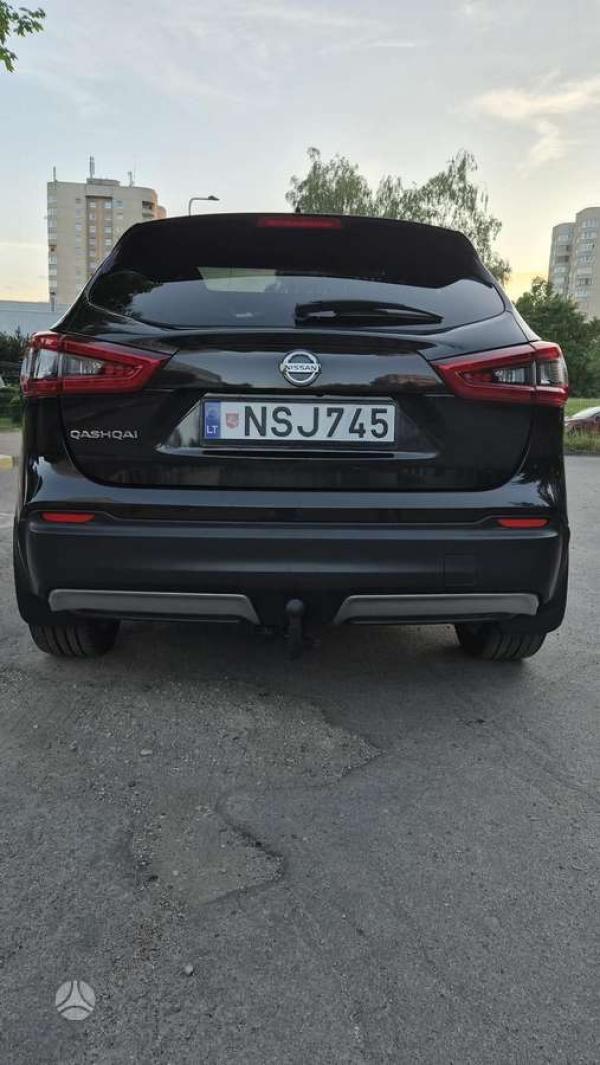 Black Nissan Qashqai 2018 in Vilnius, with an engine capacity of 1.20 L and mileage of 154 thousand km for 11850 €, photo 6 on AUTOMOTO.COM.LV