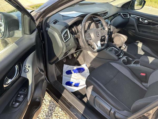 Black Nissan Qashqai 2018 in Taurage, with an engine capacity of 1.20 L and mileage of 165 thousand km for 8500 €, photo 7 on AUTOMOTO.COM.LV