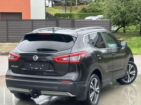 Black Nissan Qashqai 2018 in Alytus, with an engine capacity of 1.20 L and mileage of 179 thousand km for 12350 €, photo 5 on AUTOMOTO.COM.LV