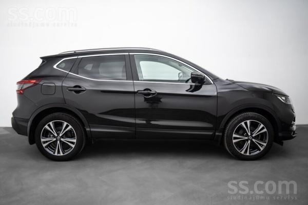 Black Nissan Qashqai 2018 in Tallinn, with an engine capacity of 1.20 L and mileage of 141 thousand km for 10499 €, photo 6 on AUTOMOTO.COM.LV