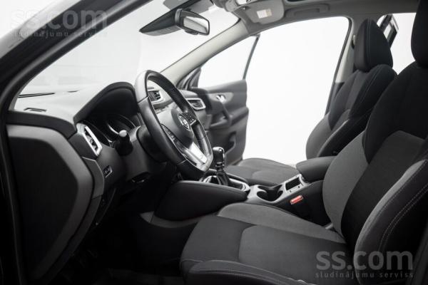 Black Nissan Qashqai 2018 in Tallinn, with an engine capacity of 1.20 L and mileage of 141 thousand km for 10499 €, photo 9 on AUTOMOTO.COM.LV