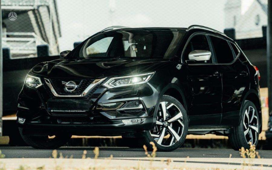 Black Nissan Qashqai 2018 in Kaunas, with an engine capacity of 1.62 L and mileage of 159 thousand km for 13900 €, photo 3 on AUTOMOTO.COM.LV