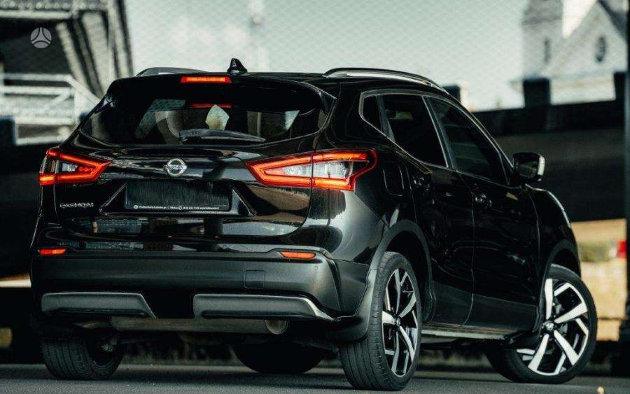 Black Nissan Qashqai 2018 in Kaunas, with an engine capacity of 1.62 L and mileage of 159 thousand km for 13900 €, photo 4 on AUTOMOTO.COM.LV