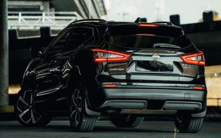 Black Nissan Qashqai 2018 in Kaunas, with an engine capacity of 1.62 L and mileage of 159 thousand km for 13900 €, photo 5 on AUTOMOTO.COM.LV